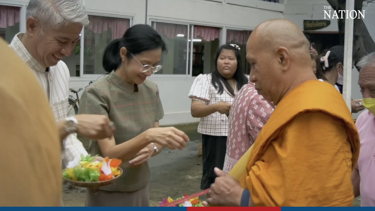 Lop Buri keeps ancient traditions alive by giving monks candies after ...