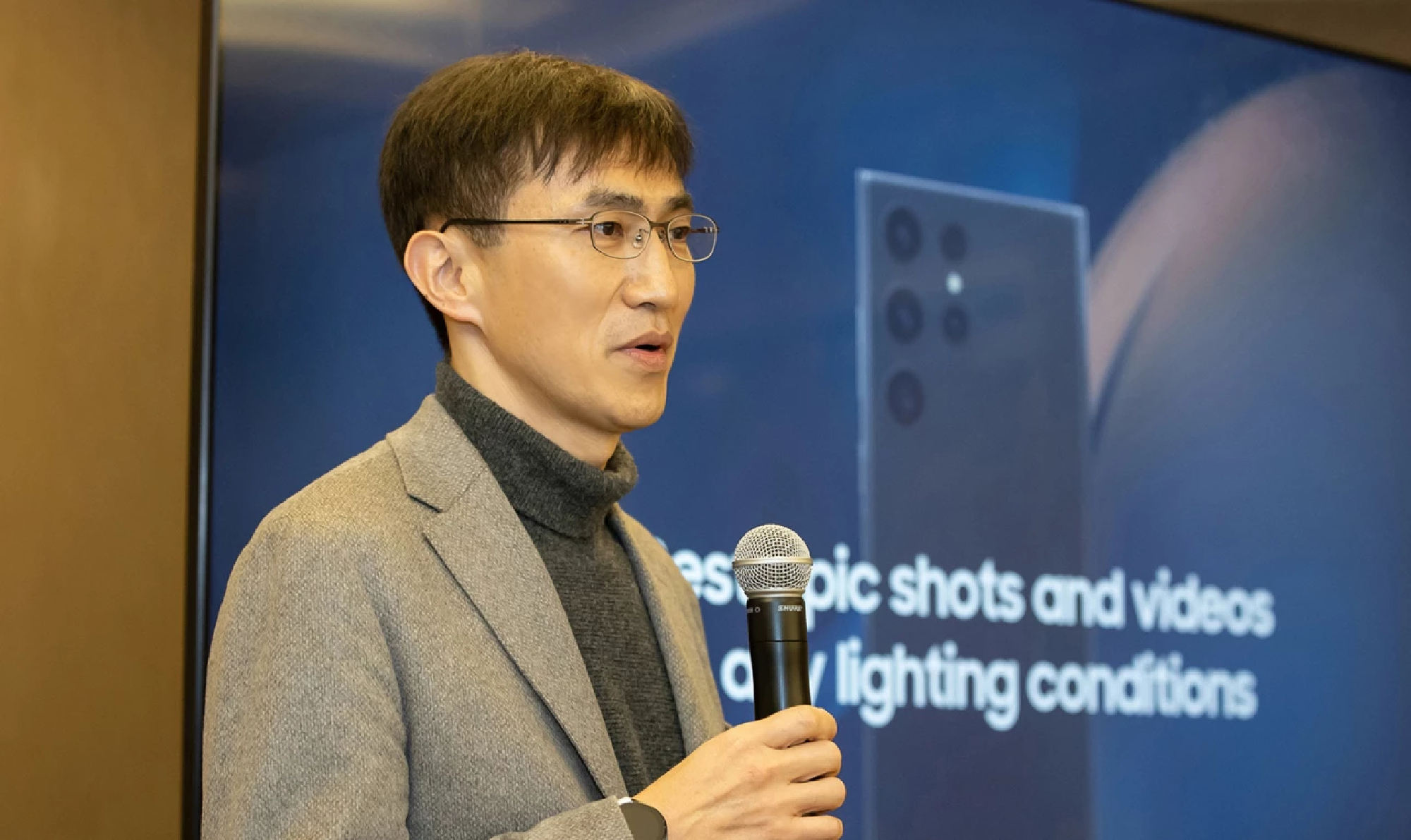 Samsung bets big on cameras to fight Apple