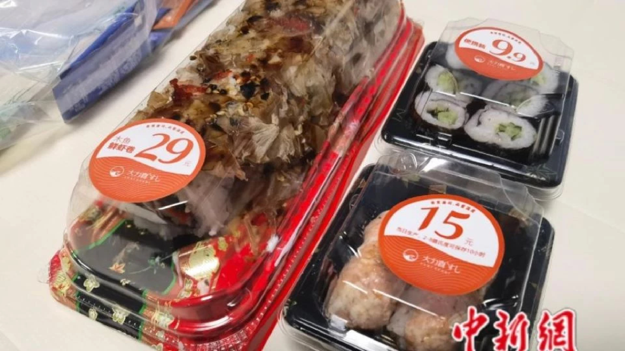 Discounted blind food boxes become popular in China