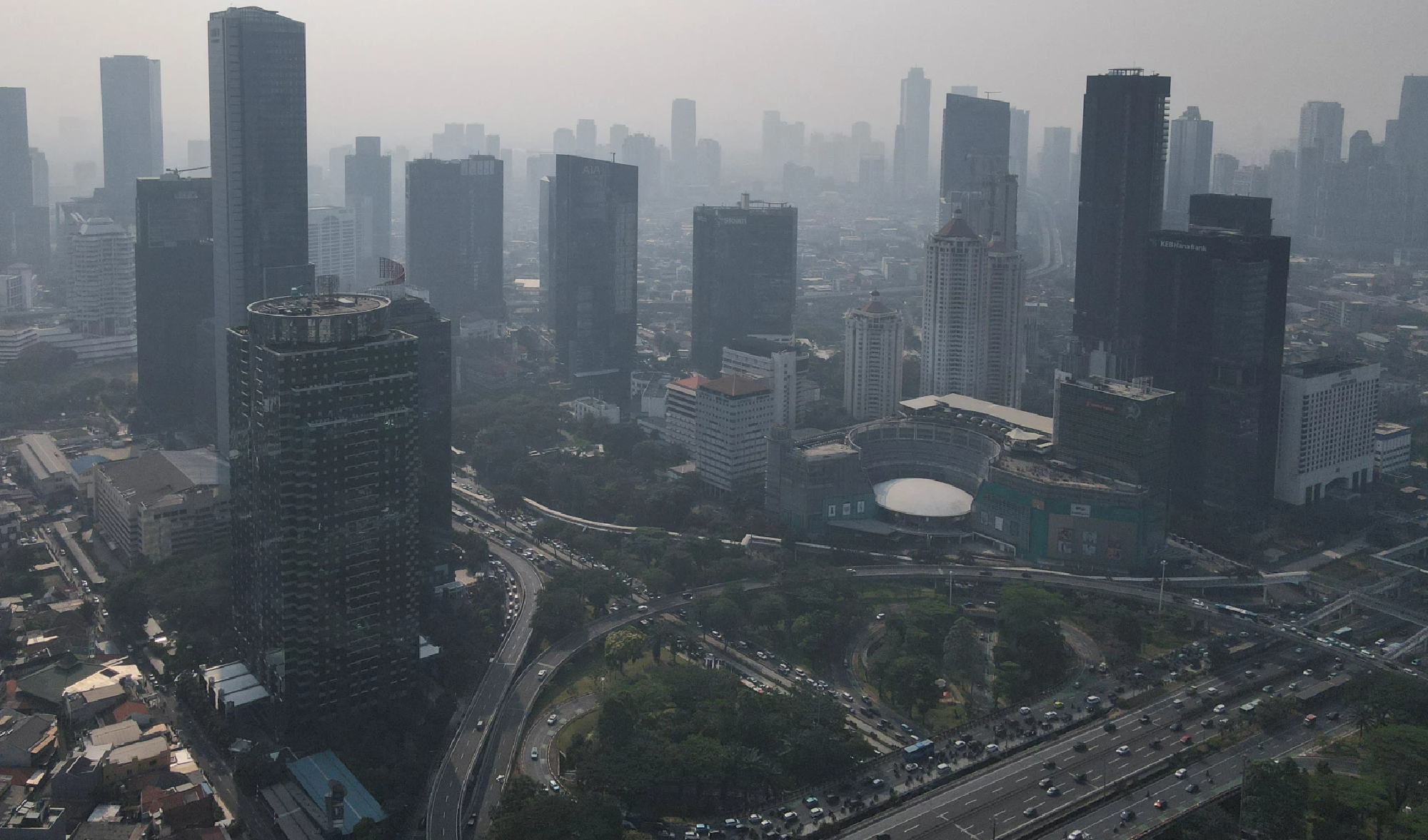 Indonesia shuts down factories, to spray mist to reduce air pollution